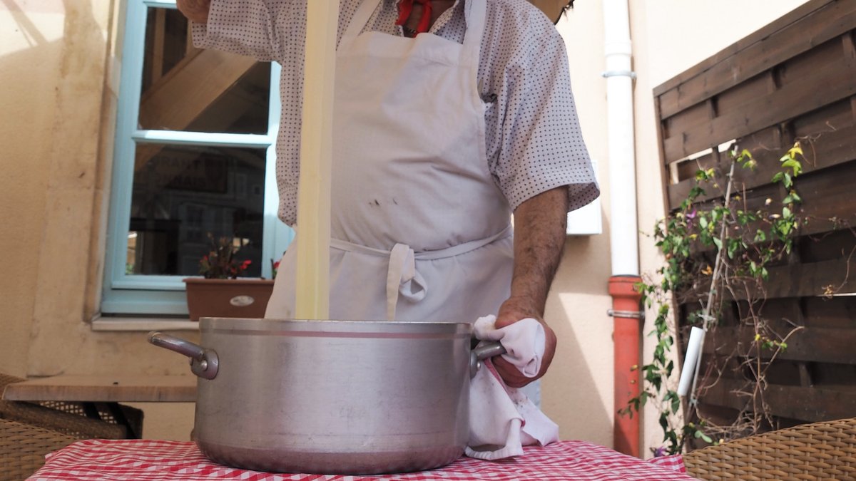 Emmanuel Marc, 87 ans, aux fourneaux de "L’Aveyronnais" à Bagnols-sur ...