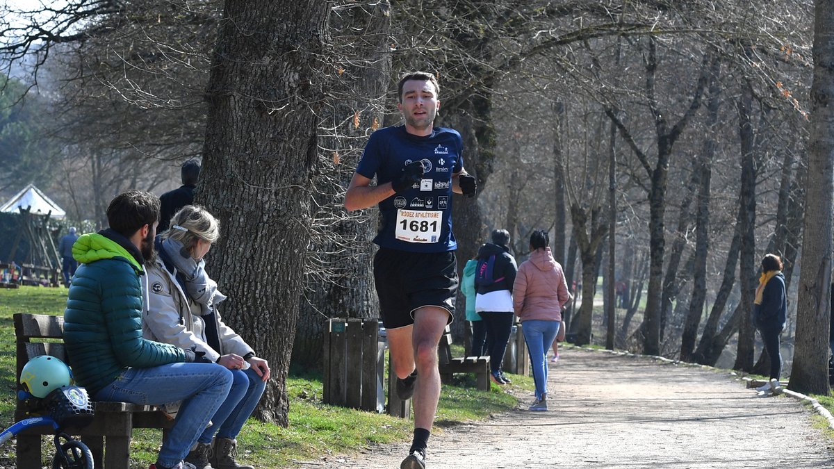 Course à pied - 10 km des berges de l'Aveyron : Alex Molin Pradel vole ...