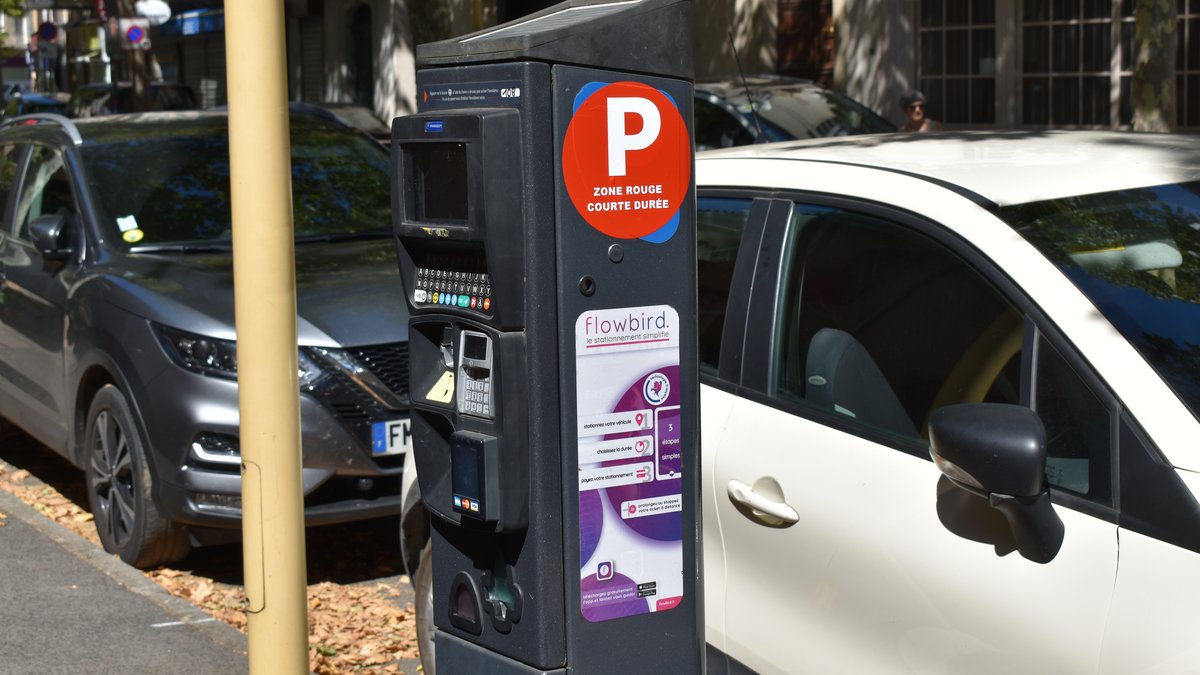 Millau : des stickers pour préciser les tarifs de stationnement en ...