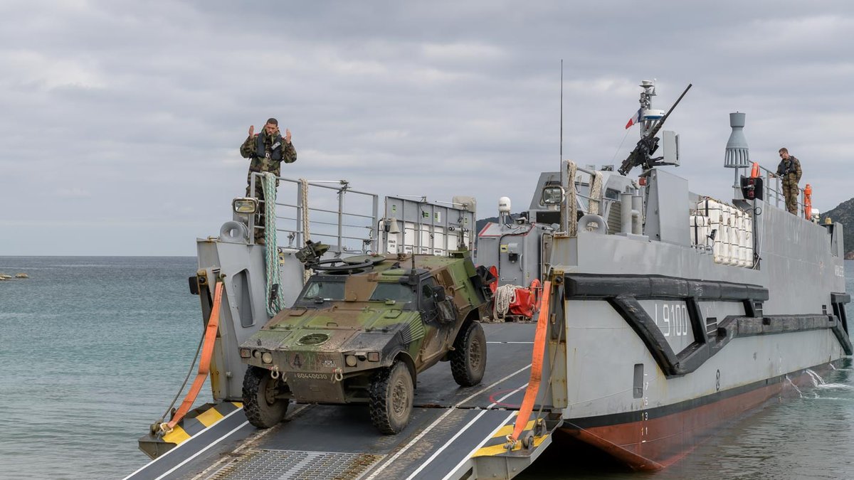 Opération Orion : les impressionnantes images du débarquement militaire ...