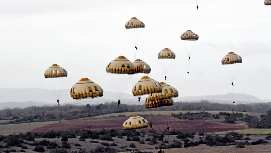 VIDEO. Revivez l'impressionnant déploiement des parachutistes de l ...