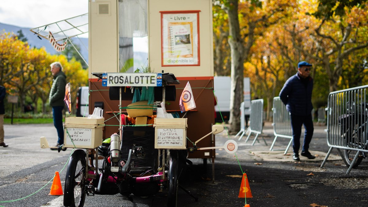 Un vélo-roulotte ? A Millau, l’ode au minimalisme de Gaylord de La ...