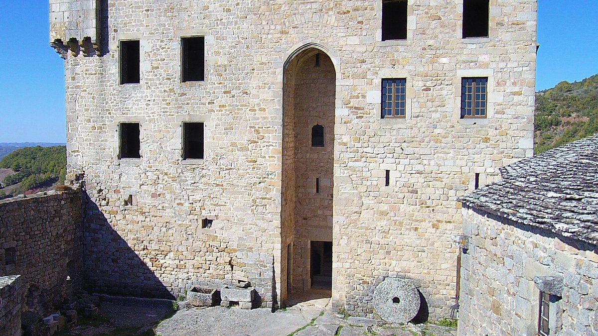 VIDEO. À Montaigut, un château, deux villages et un écomusée perchés au ...