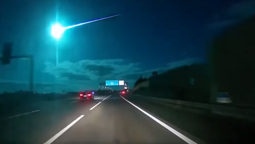Une incroyable boule bleue traverse la nuit en Espagne et au Portugal ...
