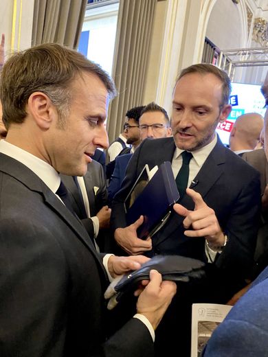 Salon du Fabriqué en France : quand Olivier Fabre vante la filière ganterie à Emmanuel Macron et ...