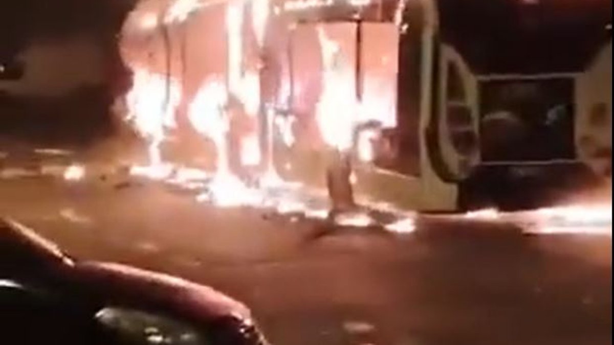 Bus incendiés, immeuble temporairement évacué, affrontements avec la ...
