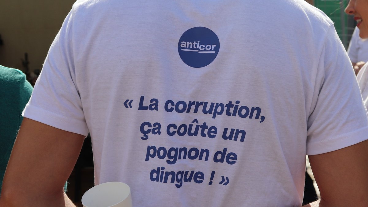 "Sensibiliser les citoyens aux enjeux liés à la lutte contre la corruption et renforcer l ...