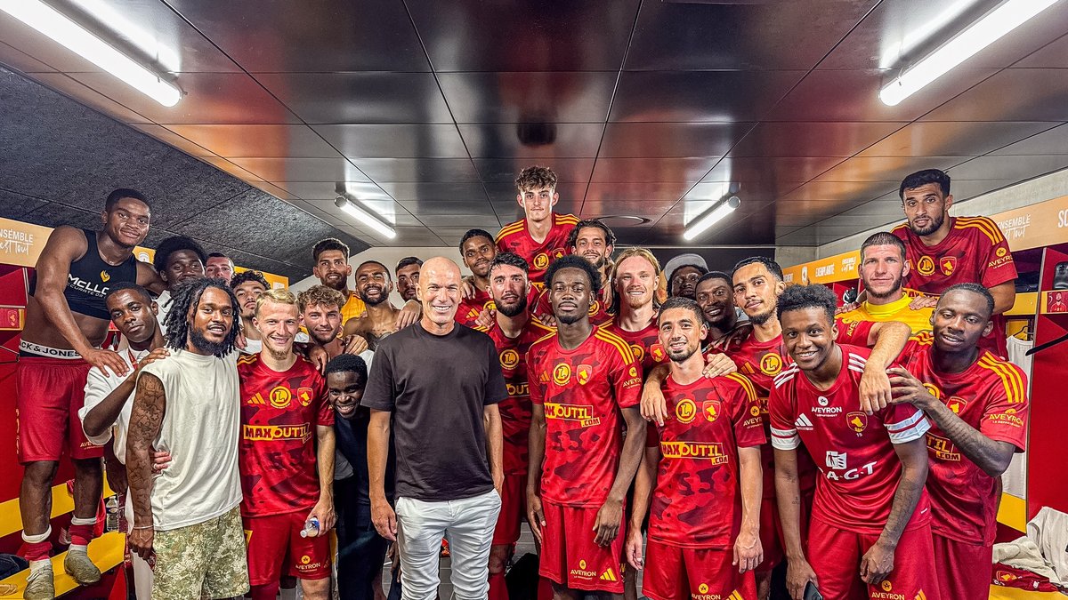 Football : Zinedine Zidane dans les vestiaires tout neufs du Raf pour ...