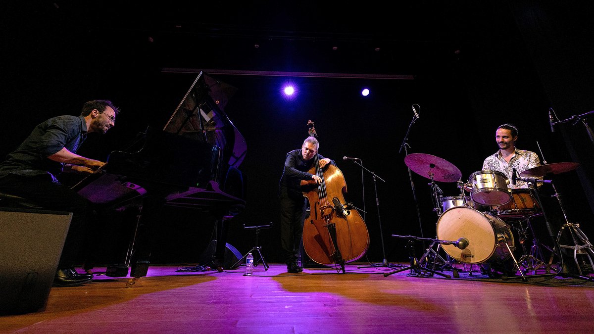 Villefranche-de-Rouergue. Manu Forster trio rend hommage à Ray Brown ...