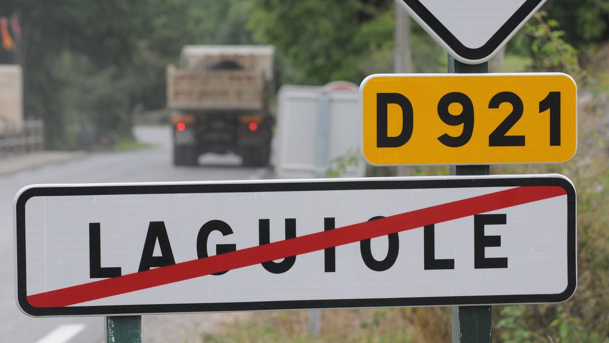 Ils dérobent pour près de 100 000 € dans des commerces et se font trahir par... leurs bracelets ...