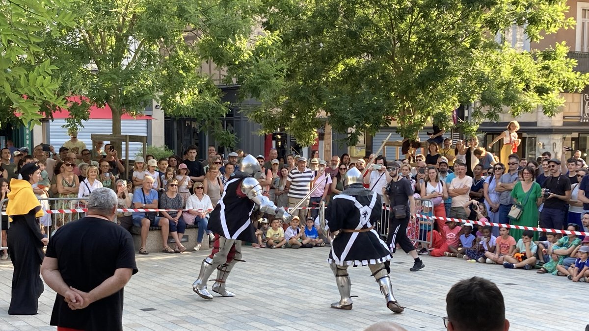 Combats du Moyen Age, théâtre, cirque : ambiance médiévale à Rodez pour ...